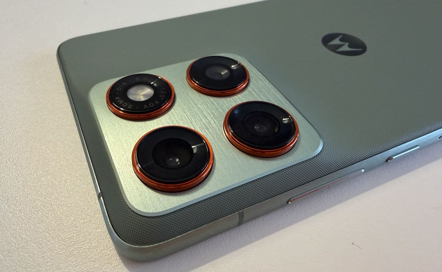Motorola edge 70: el ultradelgado que estrena cámara triple de 50 mpx y ...