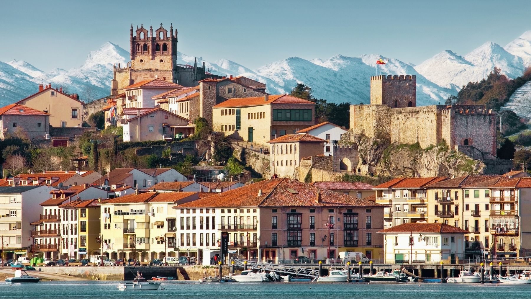 El pueblo con mar y montaña más bonito de España: gastronomía única y ...