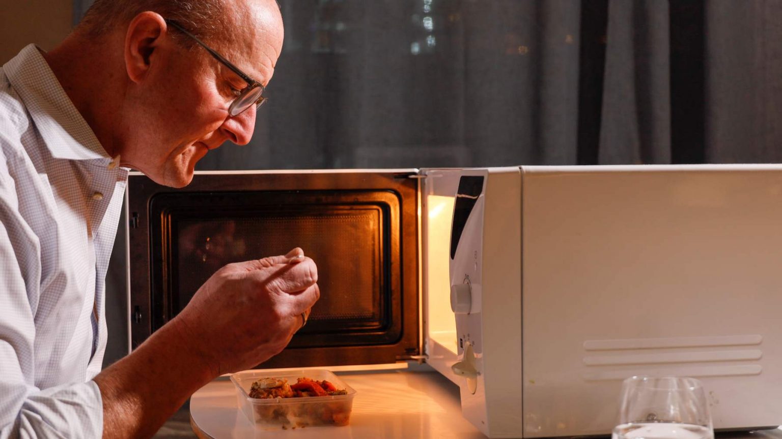 Microondas y microplásticos: el peligro oculto en los platos preparados
