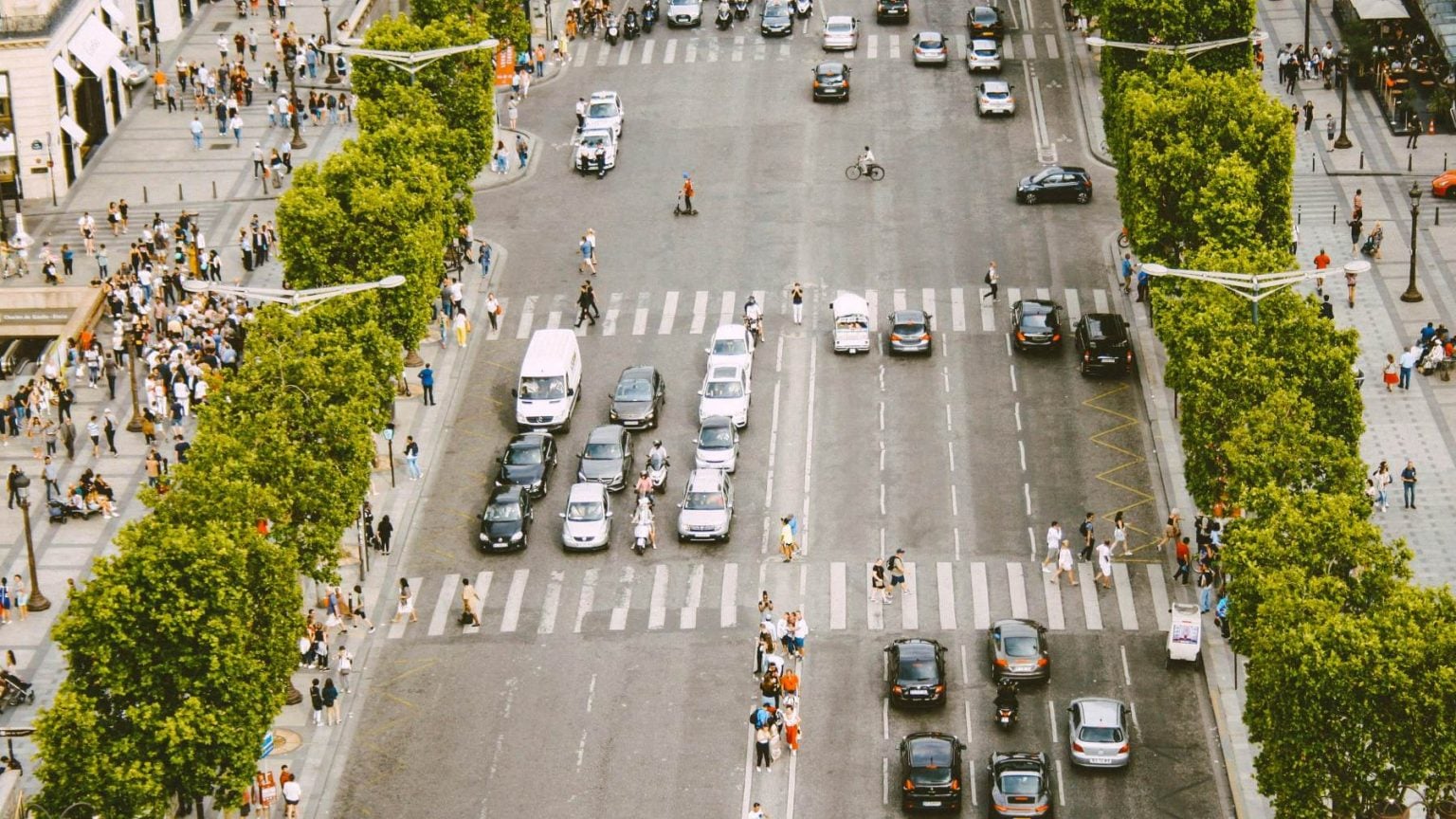 Uso del coche en España 2025: el 53,5% lo elige como transporte
