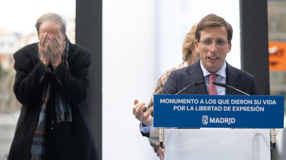 Almeida y las palomas: 1.500 euros de multa por alimentarlas