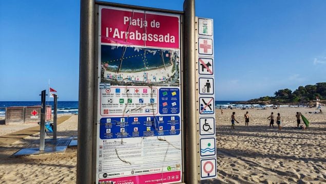 Muere ahogado un menor y dos están críticos en una playa de Tarragona