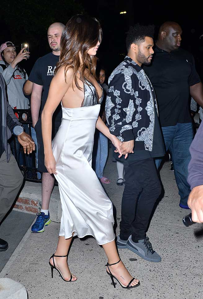 Selena Gomez lo enseña todo con sus atrevidos looks