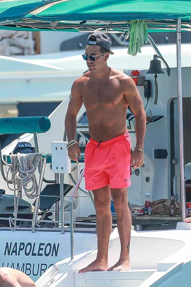 La versión más sexy de Mario Casas disfruta de Ibiza