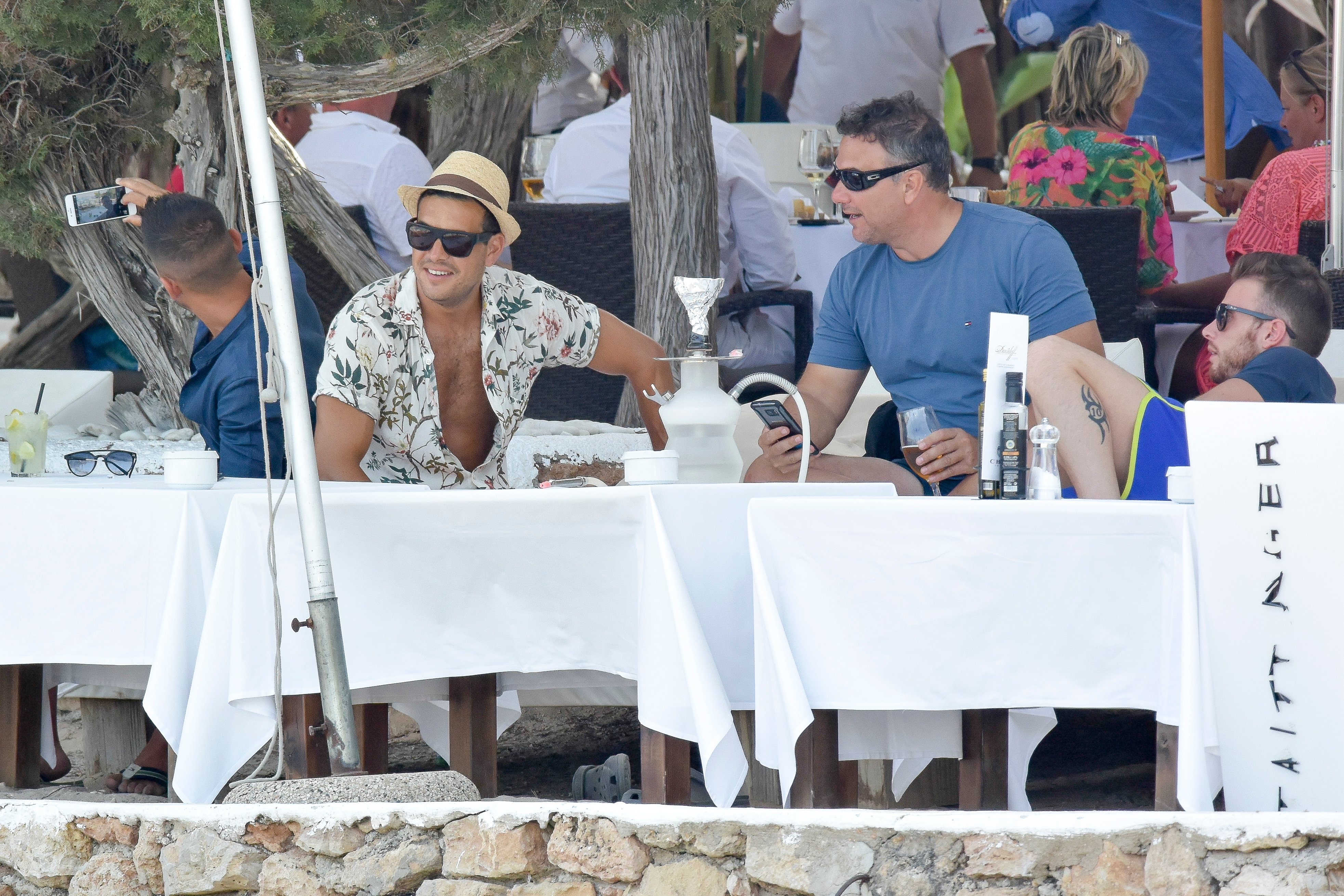 La versión más sexy de Mario Casas disfruta de Ibiza