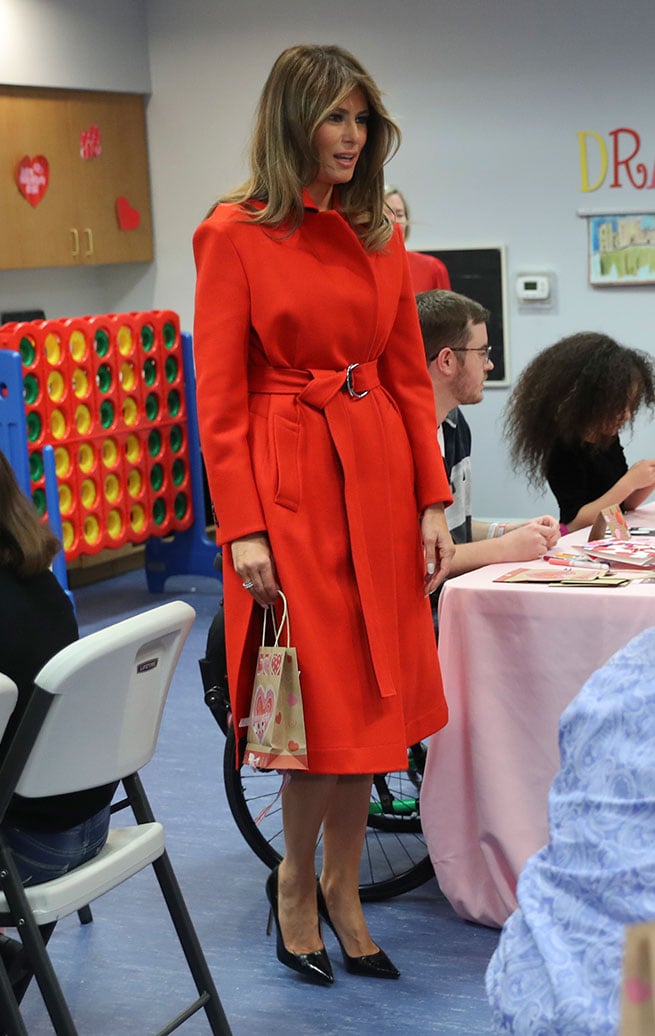 Melania Trump enamora en San Valentín con su abrigo rojo