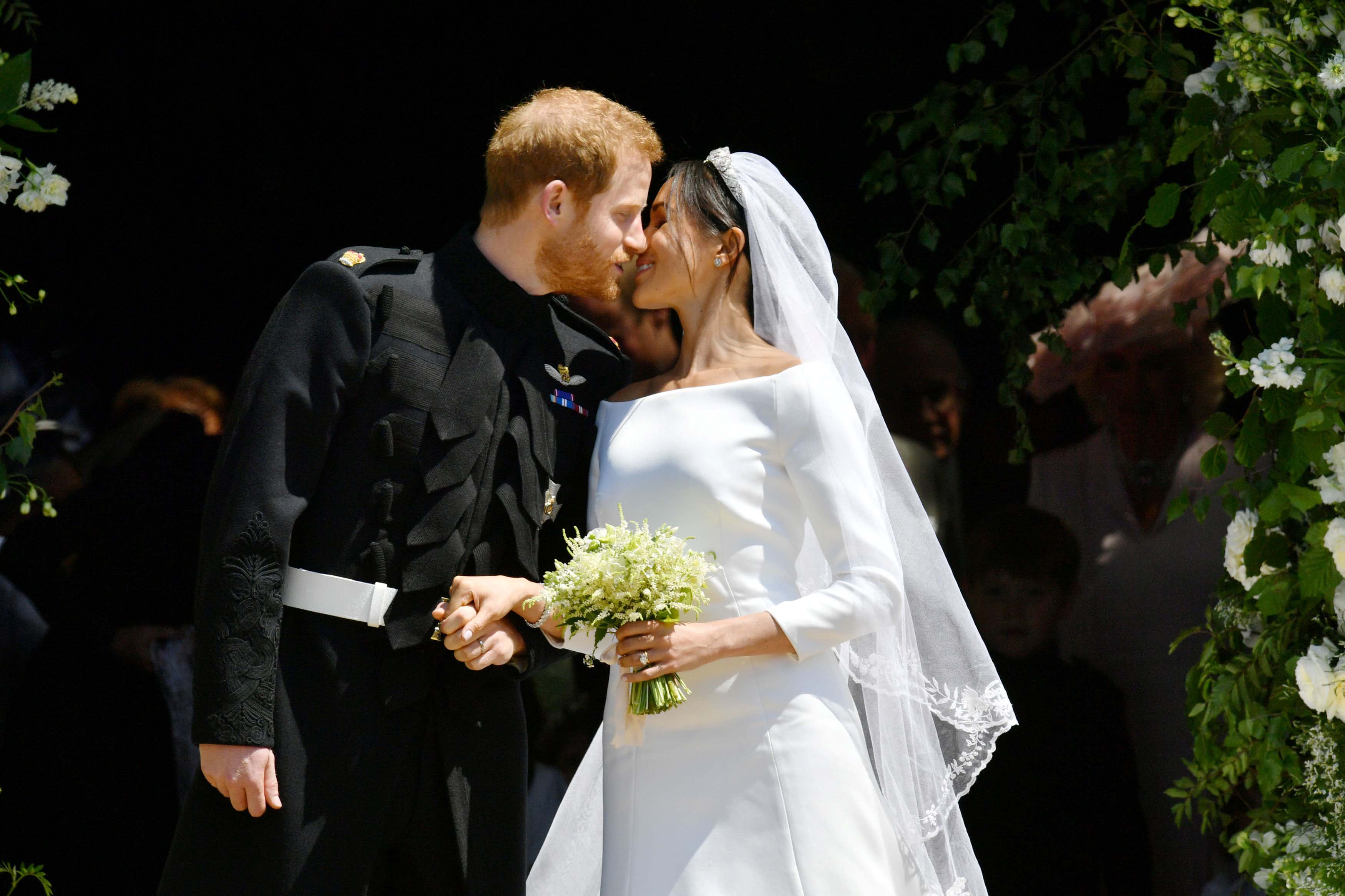 Harry y Meghan, vitoreados por el pueblo en su primer paseo de casados