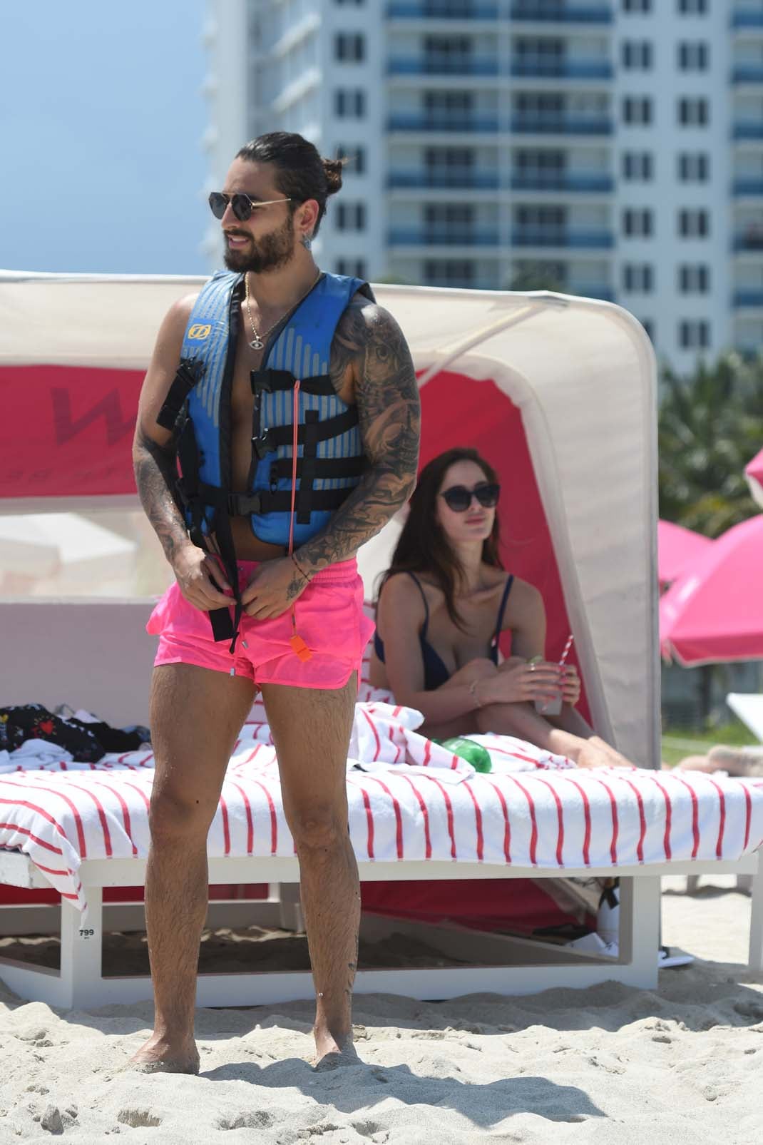 Maluma presume de tipazo en la playa en medio de la polémica