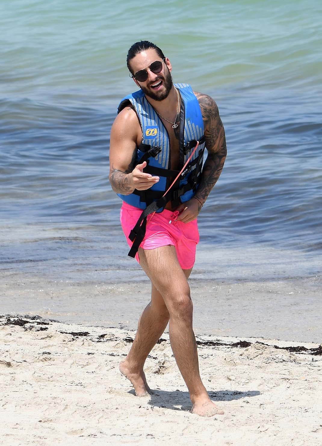 Maluma presume de tipazo en la playa en medio de la polémica