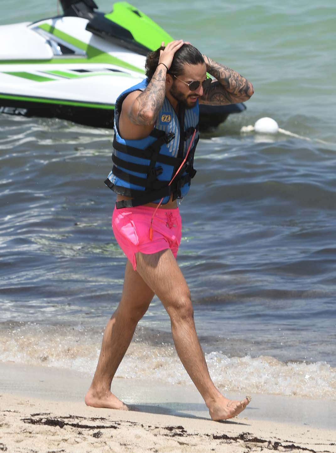 Maluma presume de tipazo en la playa en medio de la polémica