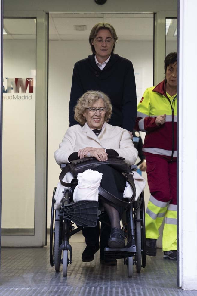 Manuela Carmena sale del hospital en silla de ruedas tras pasar allí ...