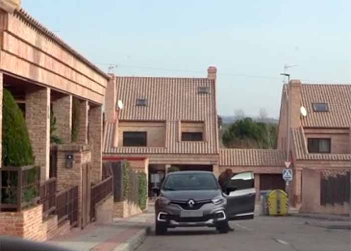 La mujer de Toño Sanchís, Lorena Romero, llega a su casa a horas de ...