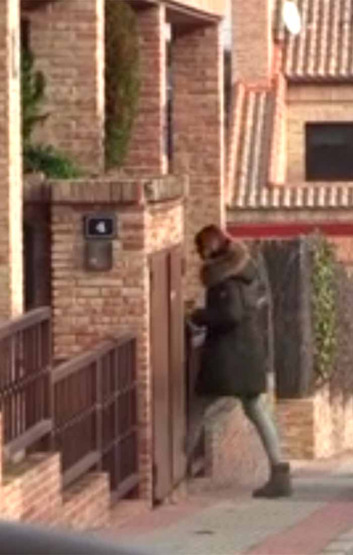 La mujer de Toño Sanchís, Lorena Romero, llega a su casa a horas de ...
