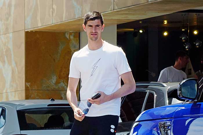 Las fotos más polémicas de Courtois: fumando cachimba en la playa