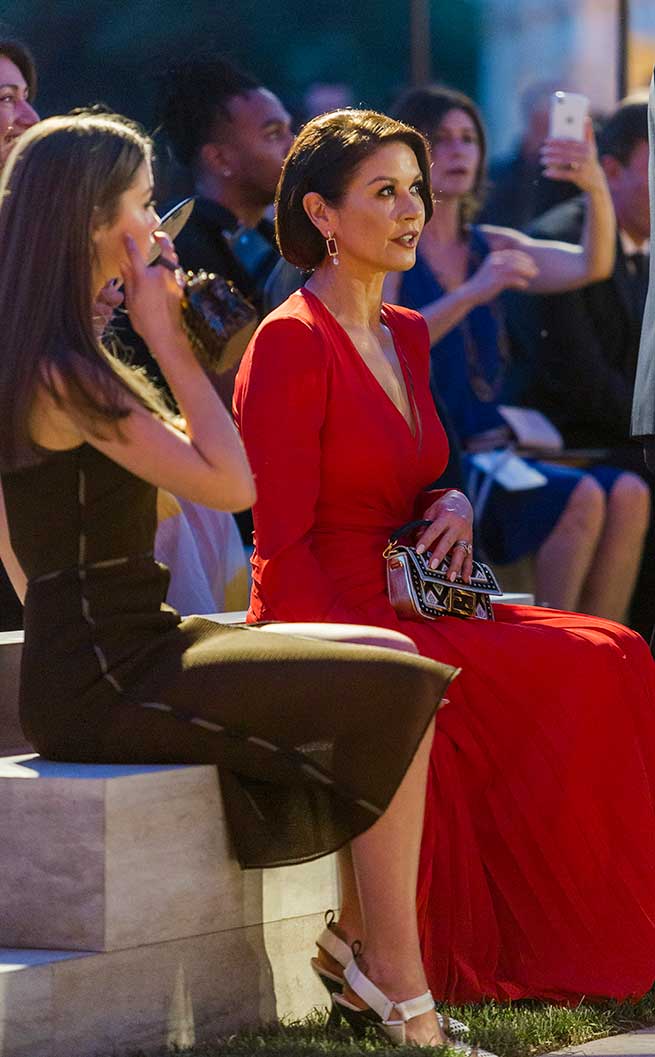 Catherine Zeta Jones y su radical cambio de look, ¿o tiene truco?