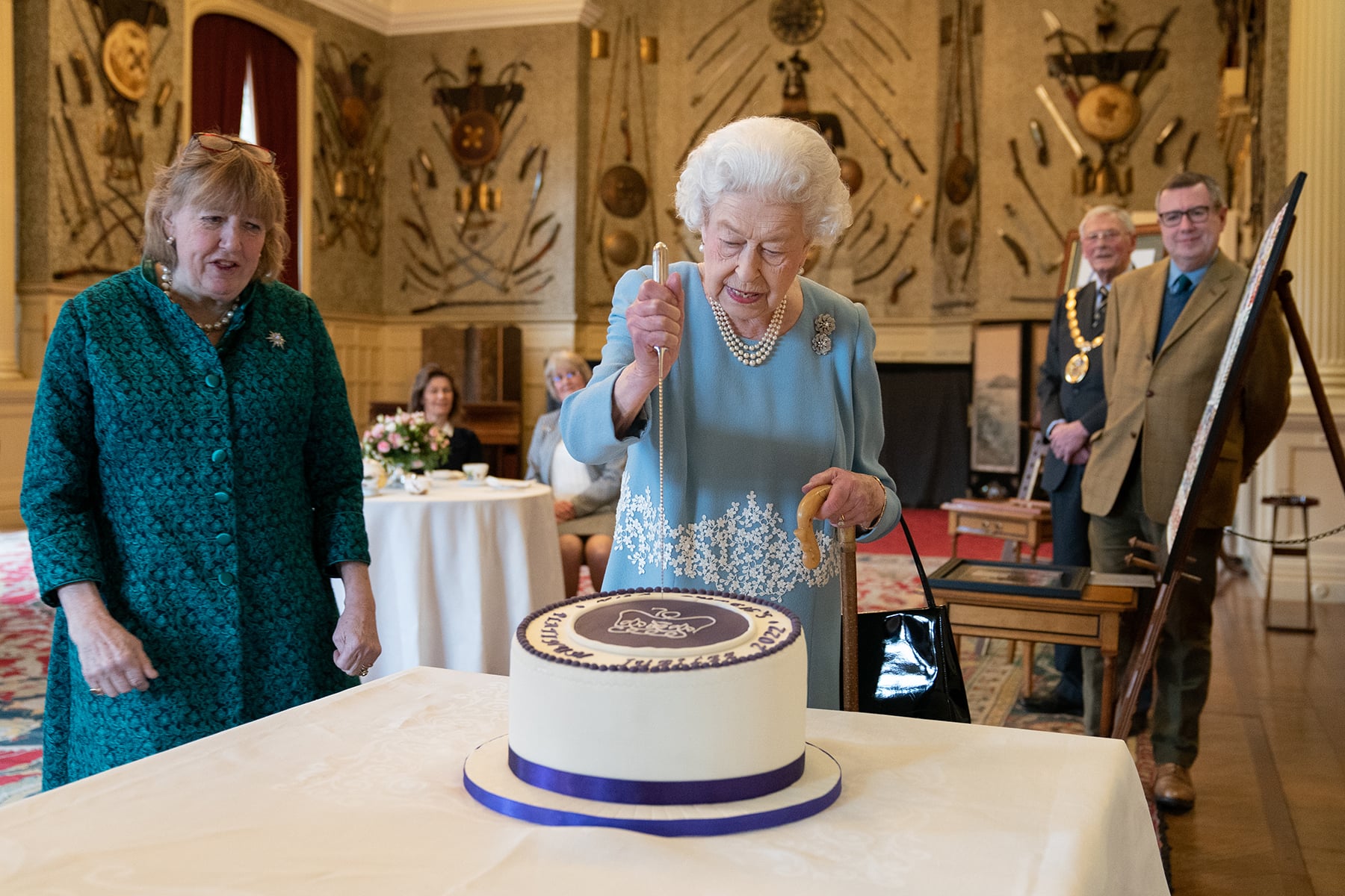 La Reina Isabel tiende la mano a los Sussex con una importante invitación
