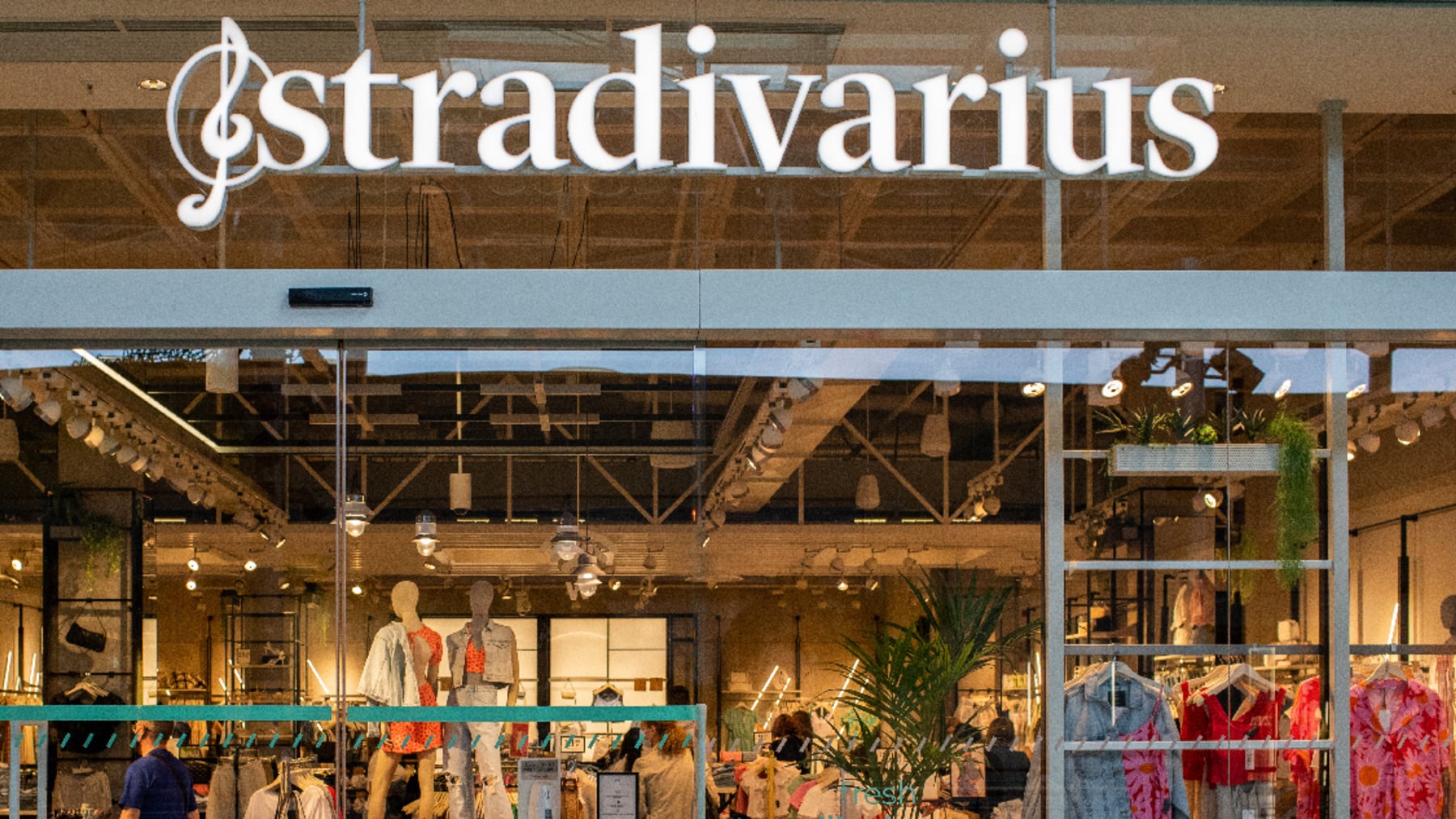 Stradivarius arrasa co las sandalias ideales para llevar con vestido corto