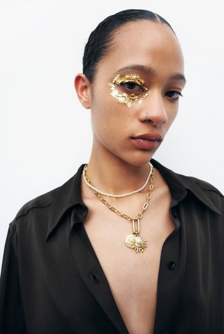 El doble collar de Zara con sol y luna que no te quitarás en todo julio