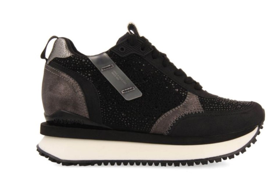Gioseppo está que se sale con estas sneakers con pedrería quedan bien ...