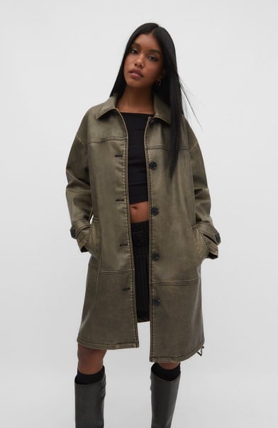 Hemos fichado el abrigo efecto piel lavada de Stradivarius que está ...