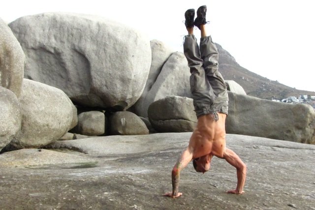 Cómo realizar las flexiones verticales invertidas