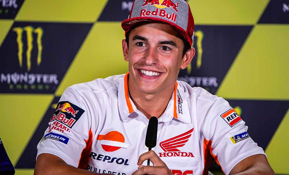 Marc Márquez protagoniza una original y surrealista pedida de mano