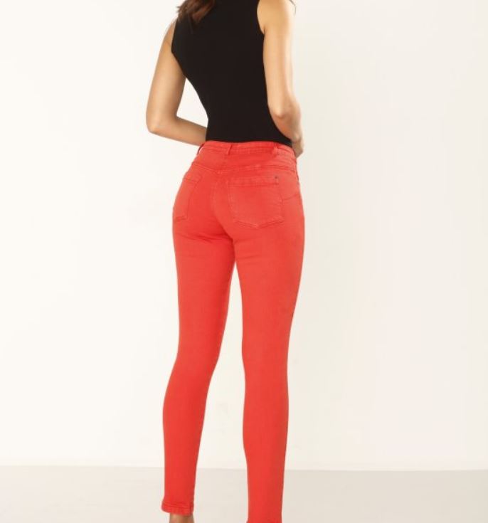 Por qué los jeans de colores son el must de la temporada