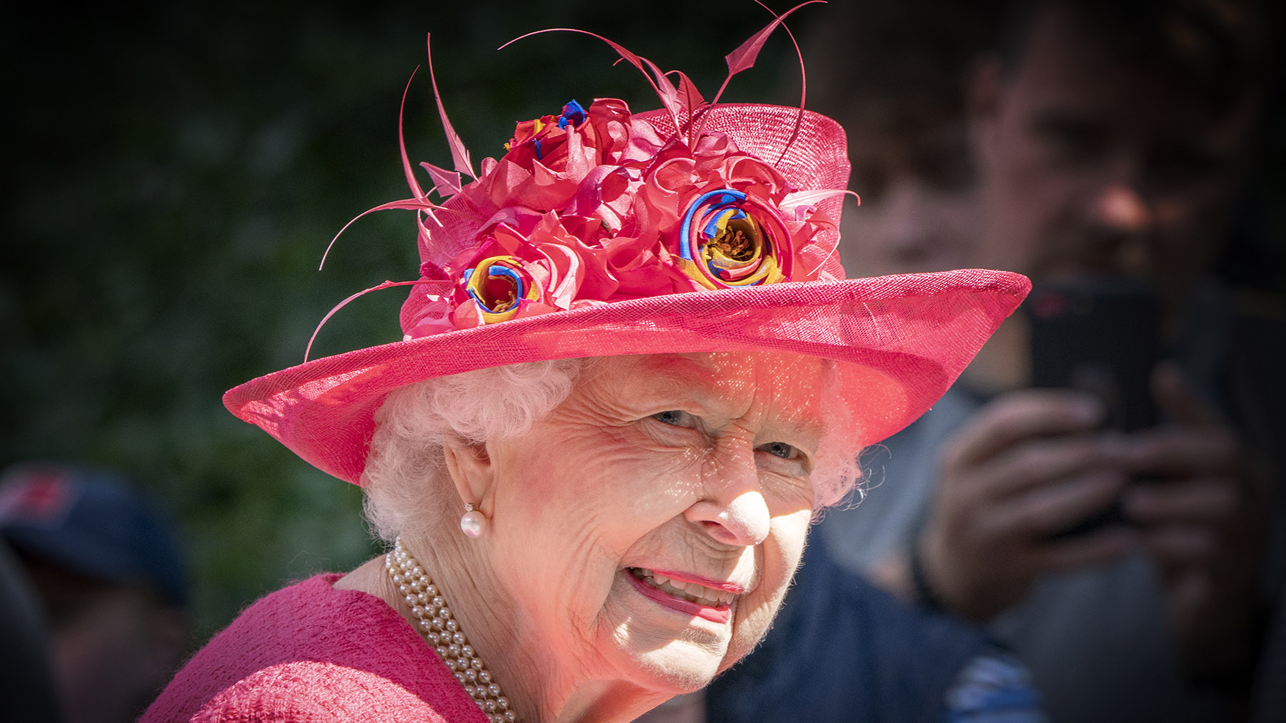 La reina Isabel afronta su verano más duro sin perder la sonrisa