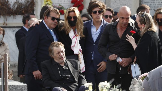 Ramiro Oliveros olvida su teléfono móvil en el ataúd de Concha Márquez