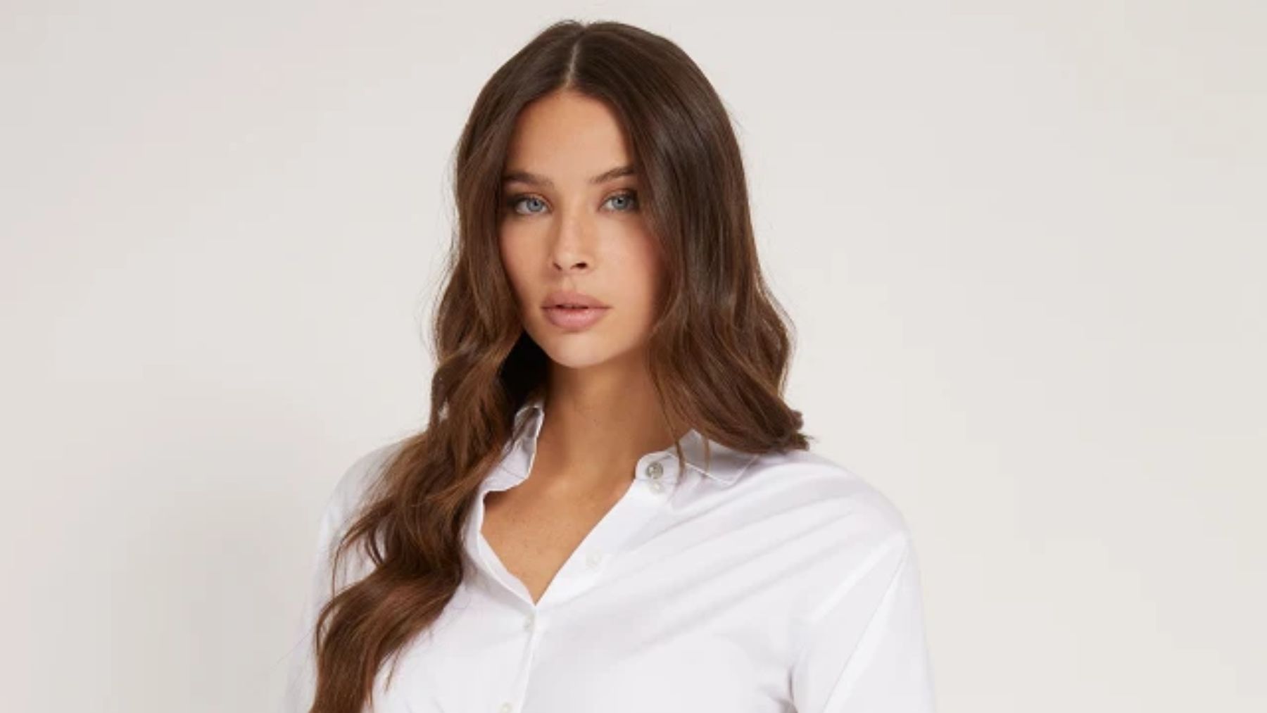 El guiño de Guess en su bolso acolchado al estilo de Chanel y con descuento