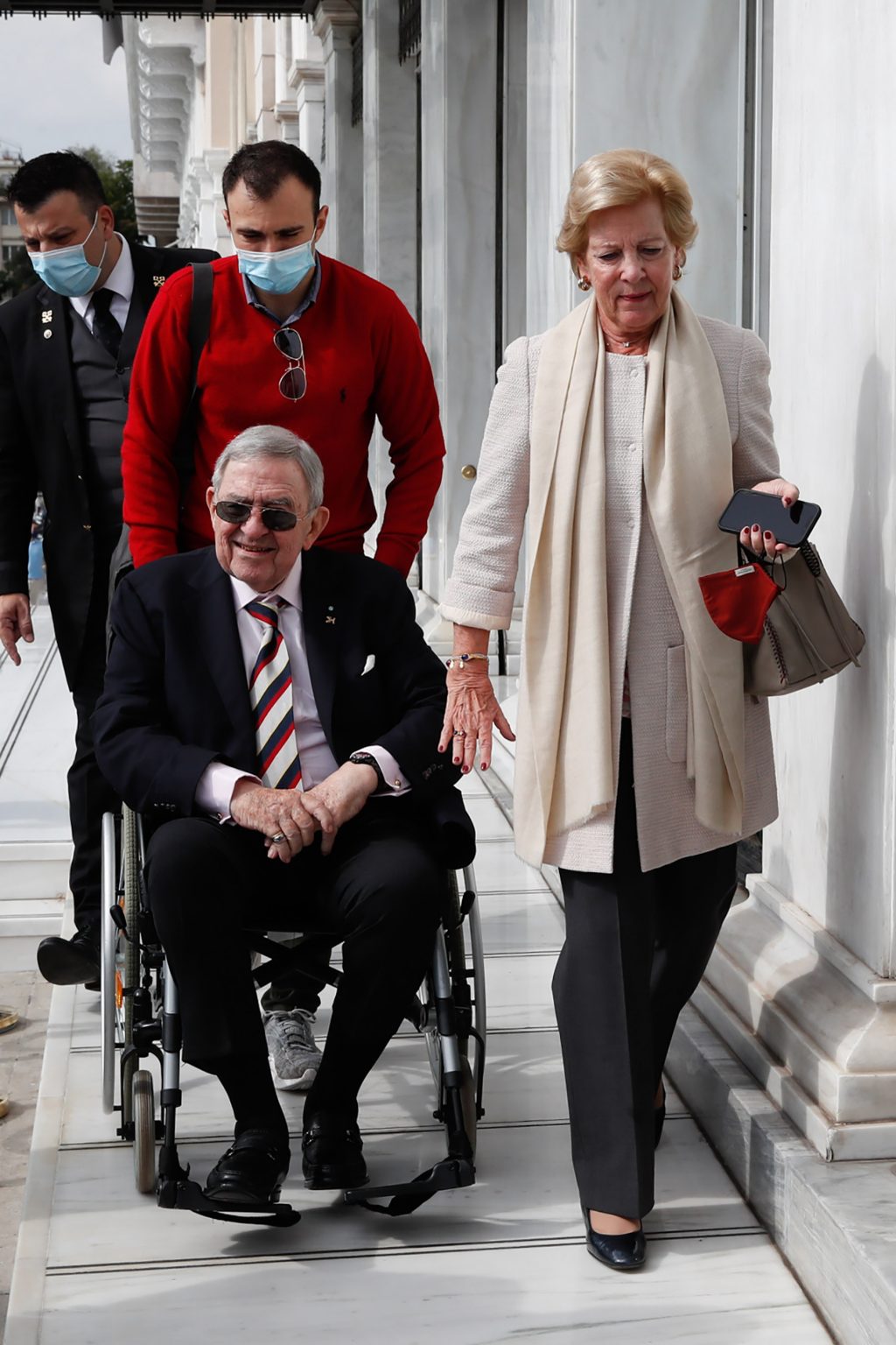 La Reina Sofía se vuelca con su hermano tras su ingreso hospitalario