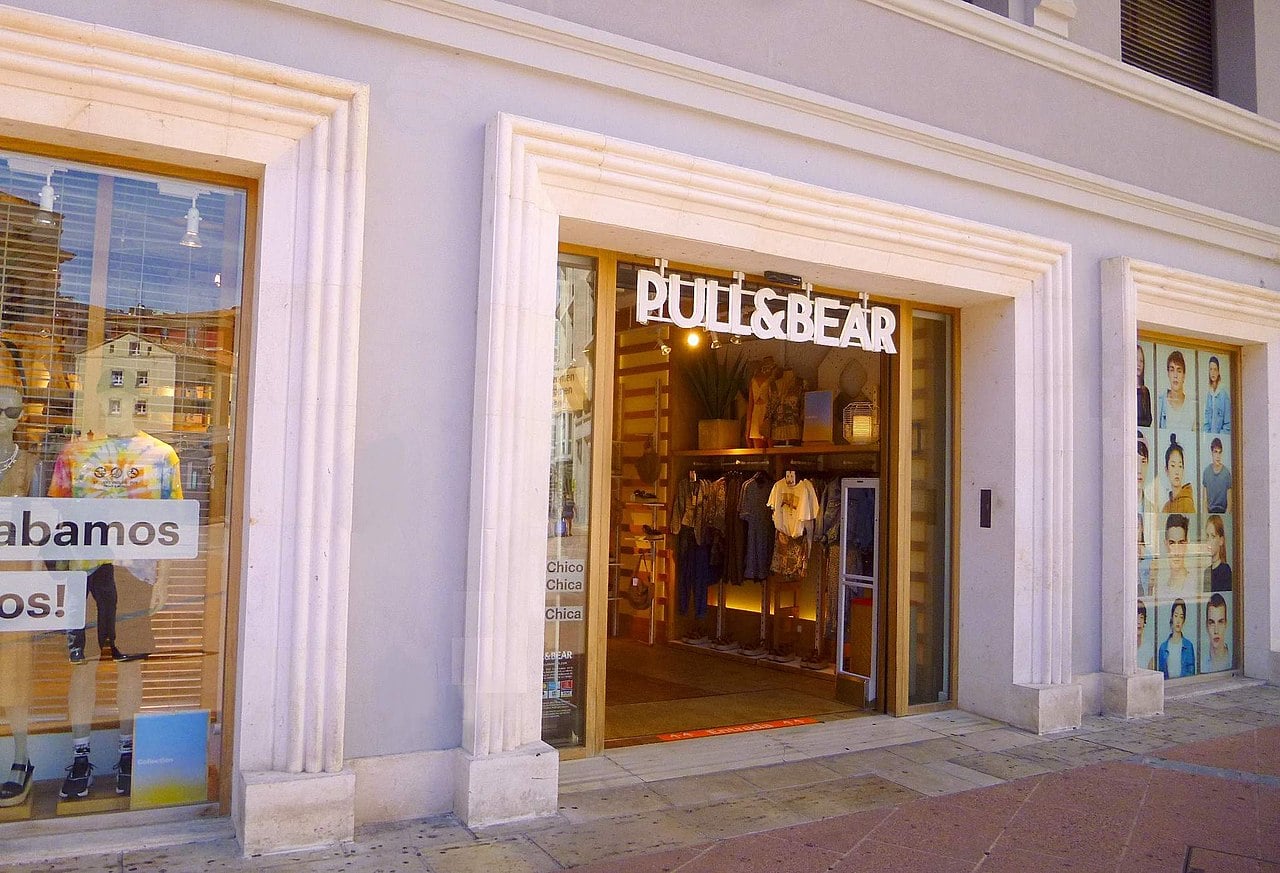 El conjunto de Pull&Bear de rayas para ir de piscineo