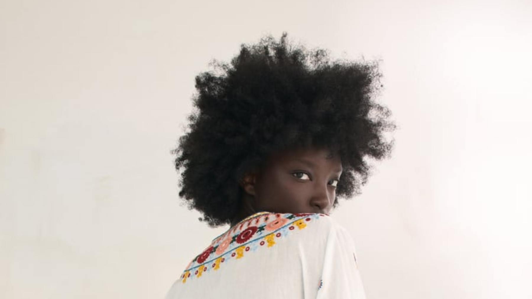 El top bordado de Zara para llevar con su falda a juego o con unos jeans