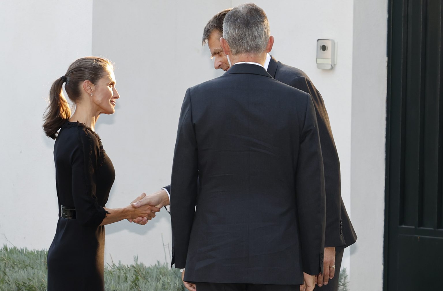 El Rey Felipe VI y la Reina Letizia, de riguroso luto para mostrar sus ...