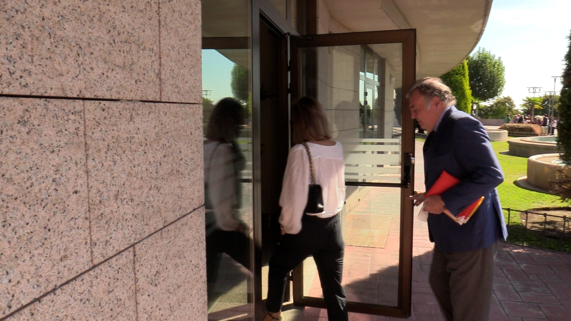 Primeras imágenes de Ana Obregón: de riguroso luto y rota de dolor