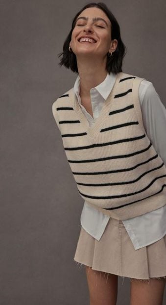 El chaleco de punto y rayas de Primark con las que combinar con una camisa para ir a la universidad