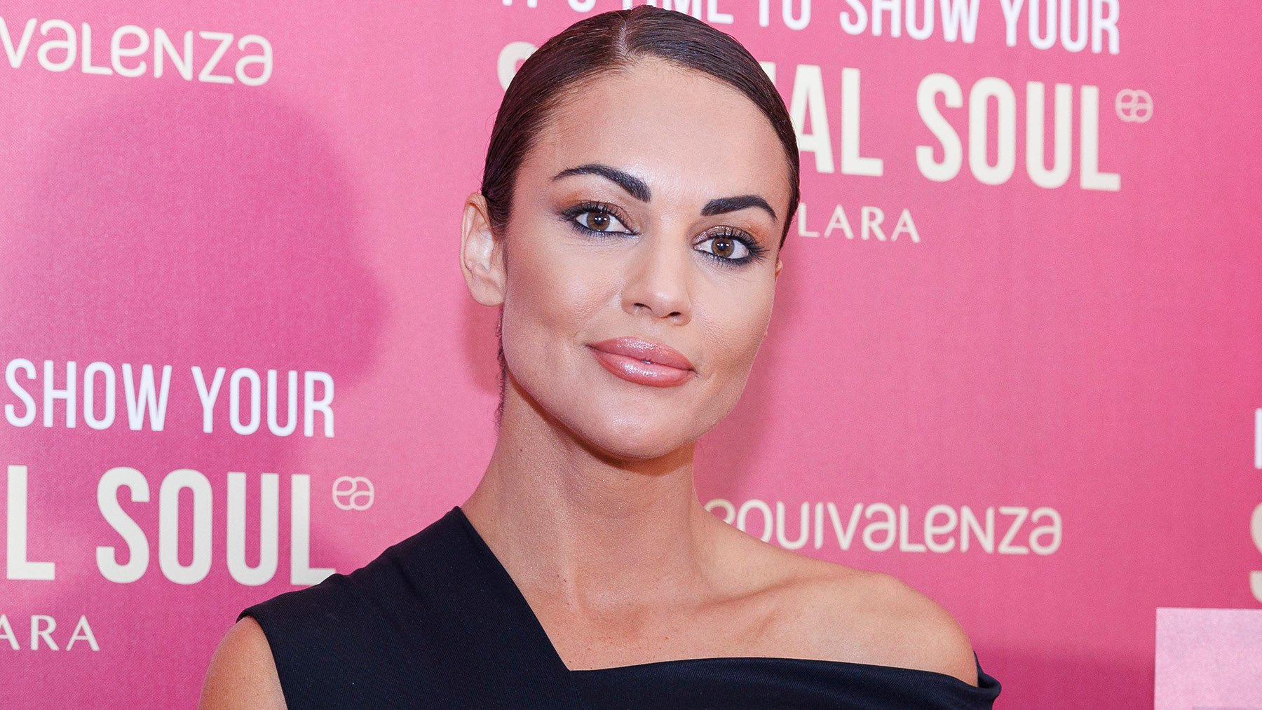 ¿Maquillaje o cirugía? Lara Álvarez acapara miradas con un nuevo ...