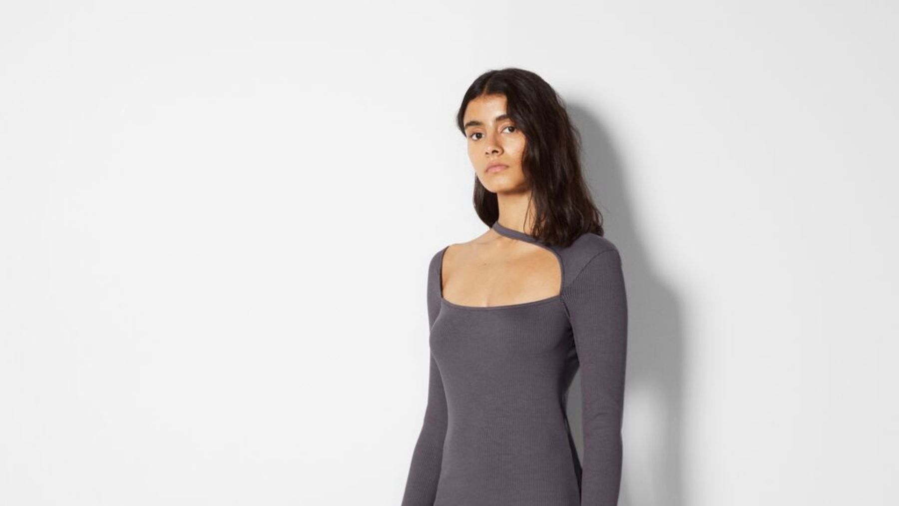 Este vestido midi de Bershka está triunfando: estiliza y es elegante