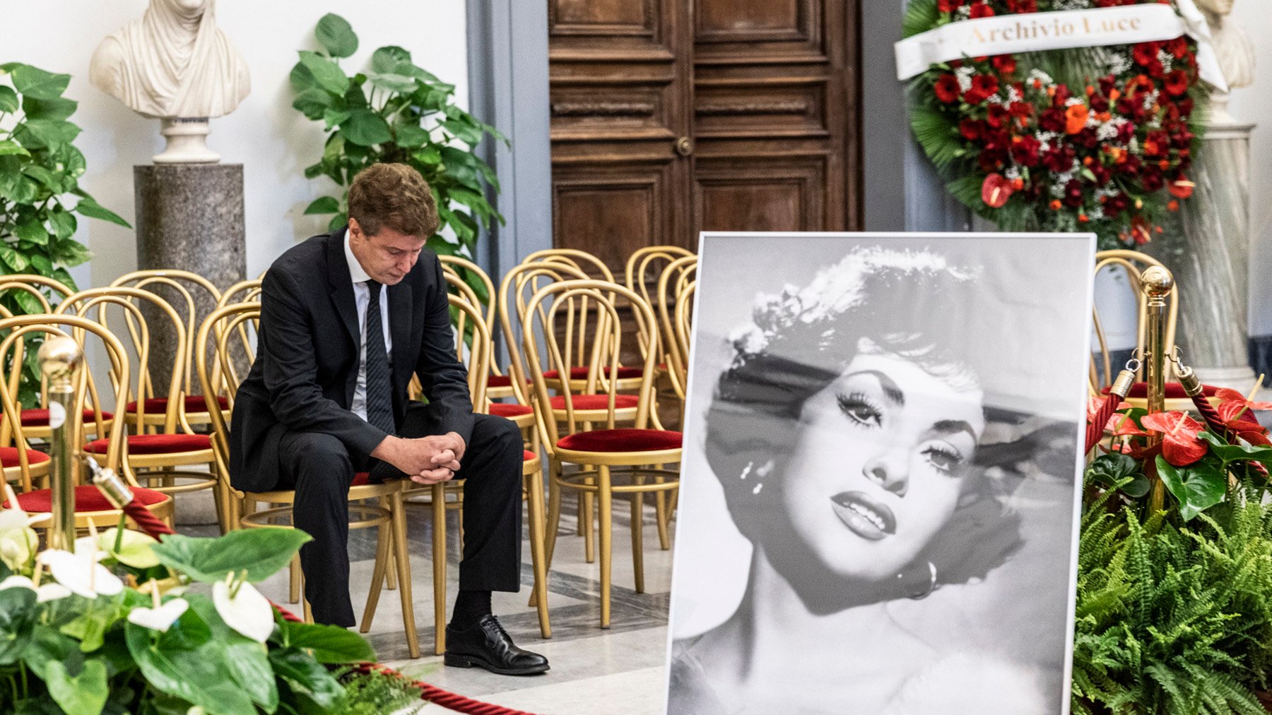La desoladora imagen de Javier Rigau en la capilla ardiente de Gina ...