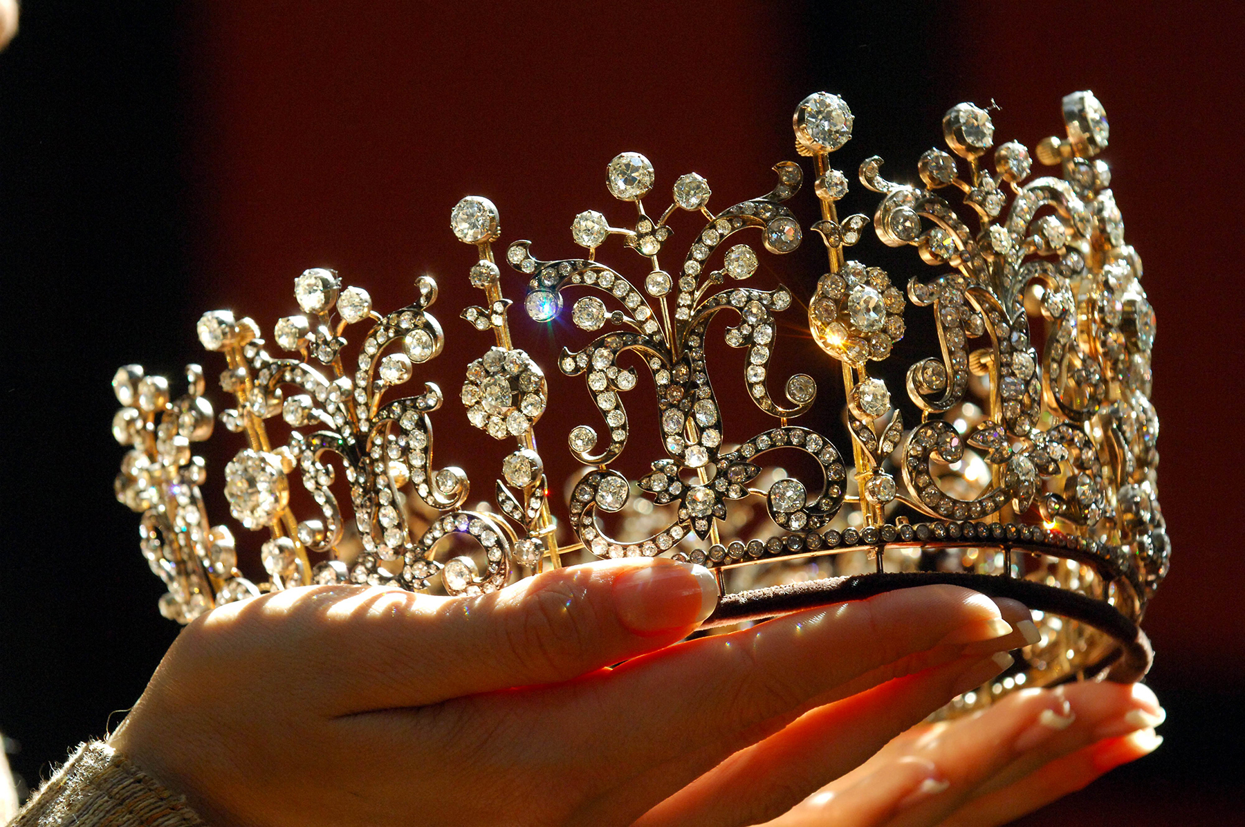 La historia detrás de la subasta tiara del duelo de los Windsor