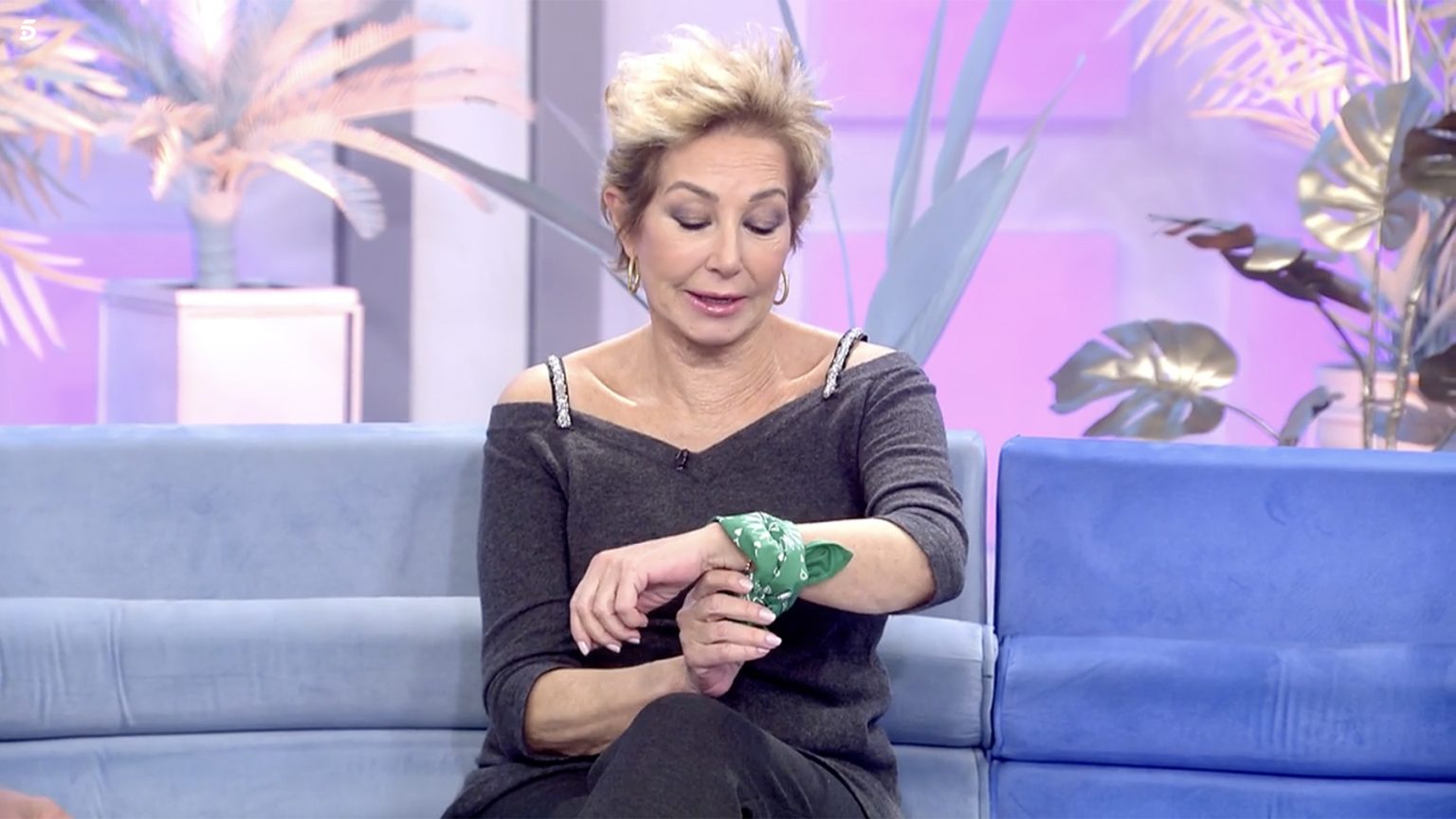 El significativo accesorio que Ana Rosa Quintana ha lucido en un día clave