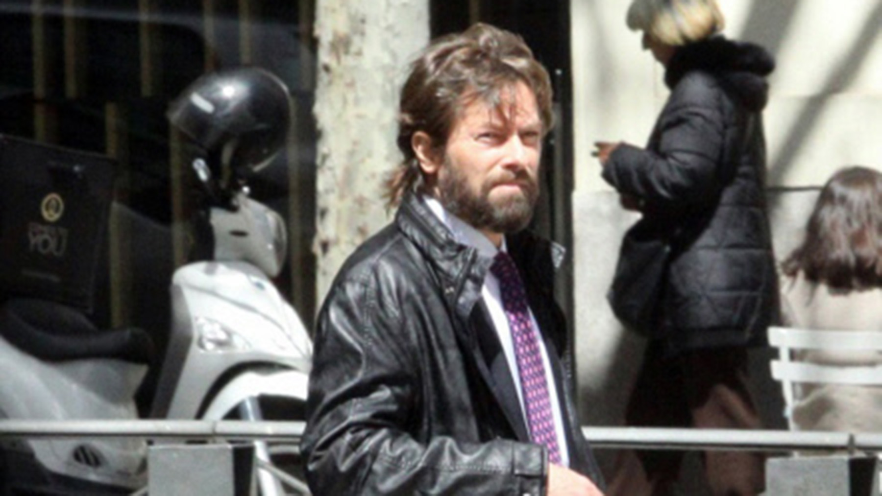 Caricias y confidencias: las imágenes definitivas del juez Pedraz