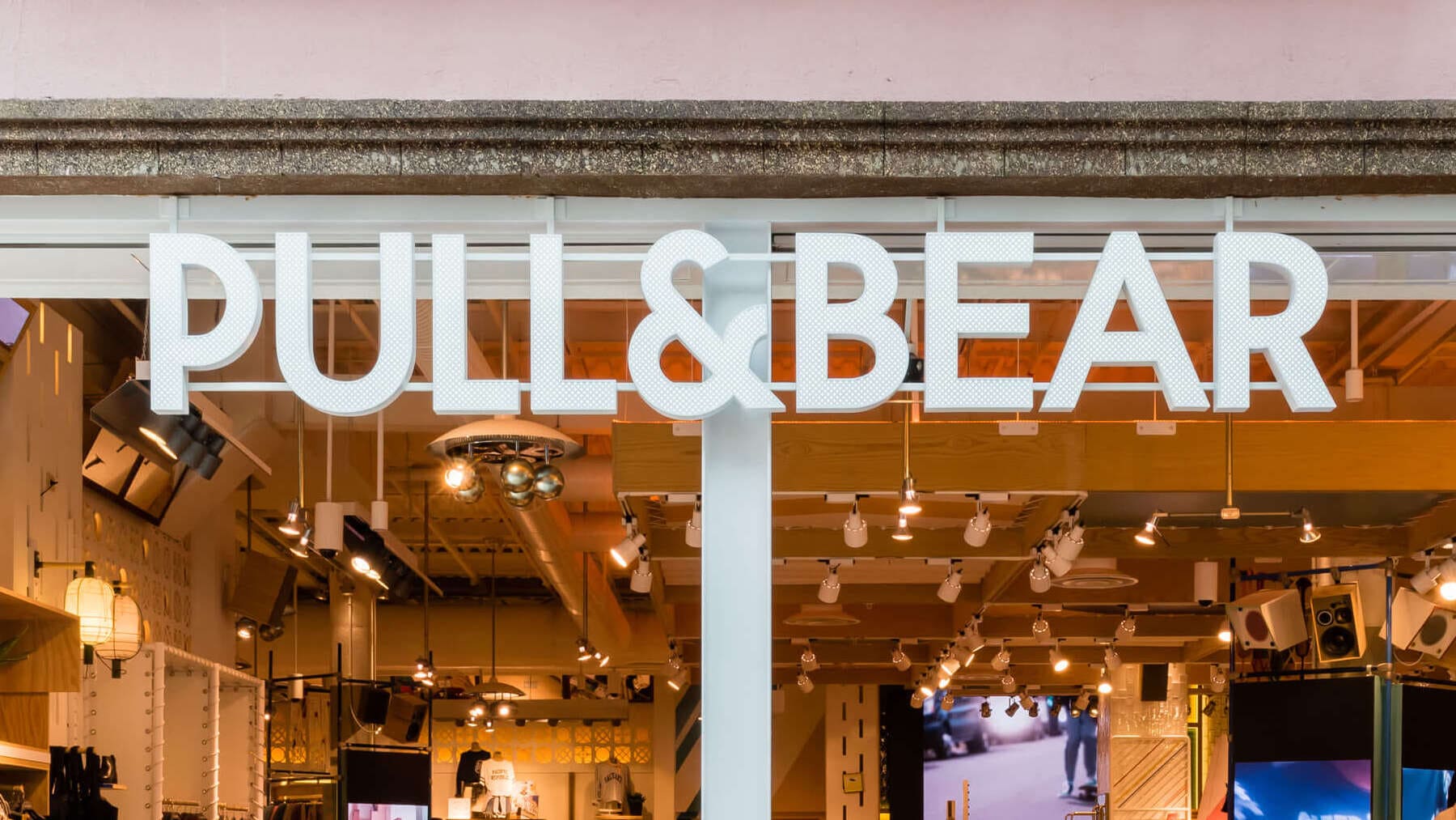 Pull&Bear sigue de promociones: esta americana cuesta 14 euros menos