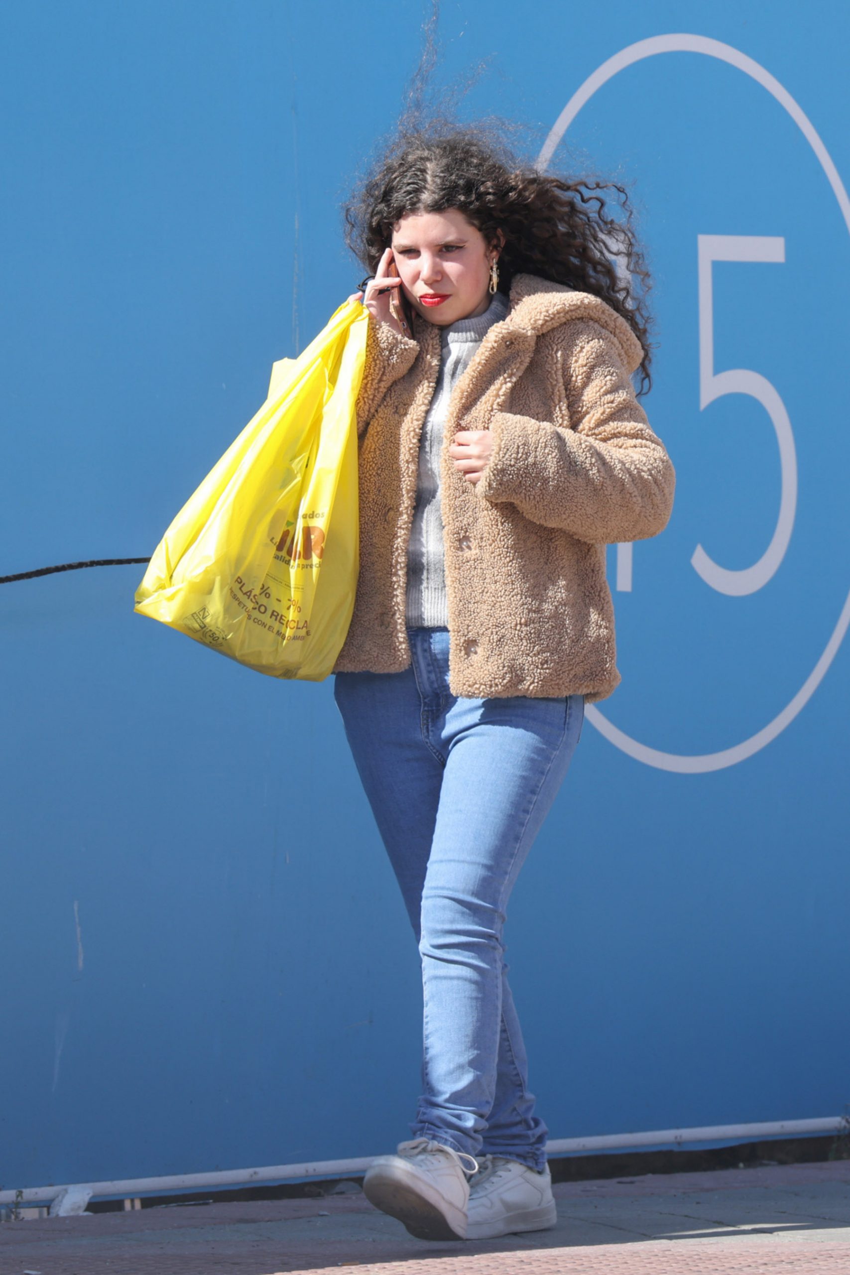 Las impactantes imágenes de Carla Vigo paseando sola por la calle