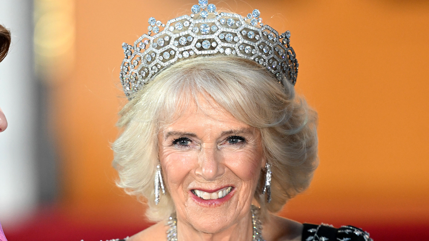 Camila Parker estrena la tiara más especial de la Reina Isabel en forma ...