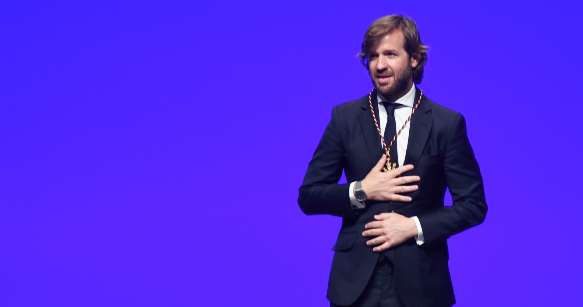 Rosauro Varo recibe la Medalla de Sevilla arropado por Amaia Salamanca ...