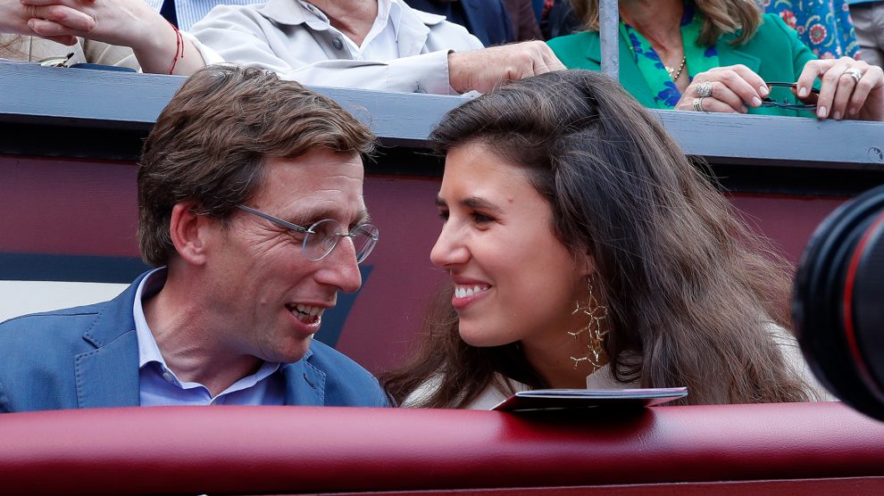 Almeida vuelve a la plaza con su novia, ahora de manera oficial