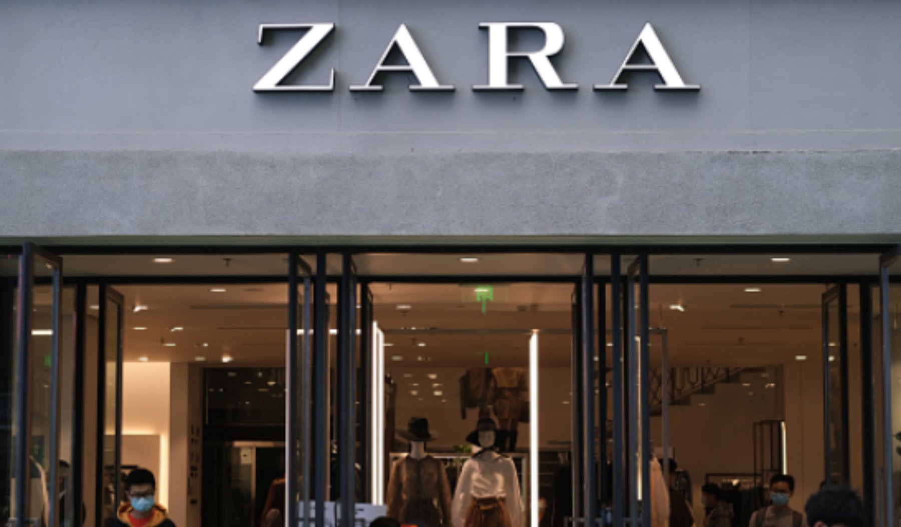 La blusa con volantes de Zara está triunfando en la web: es una locura ...