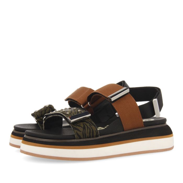 Las sandalias negras de tiras marrones con plataforma de Gioseppo que ya están arrasando