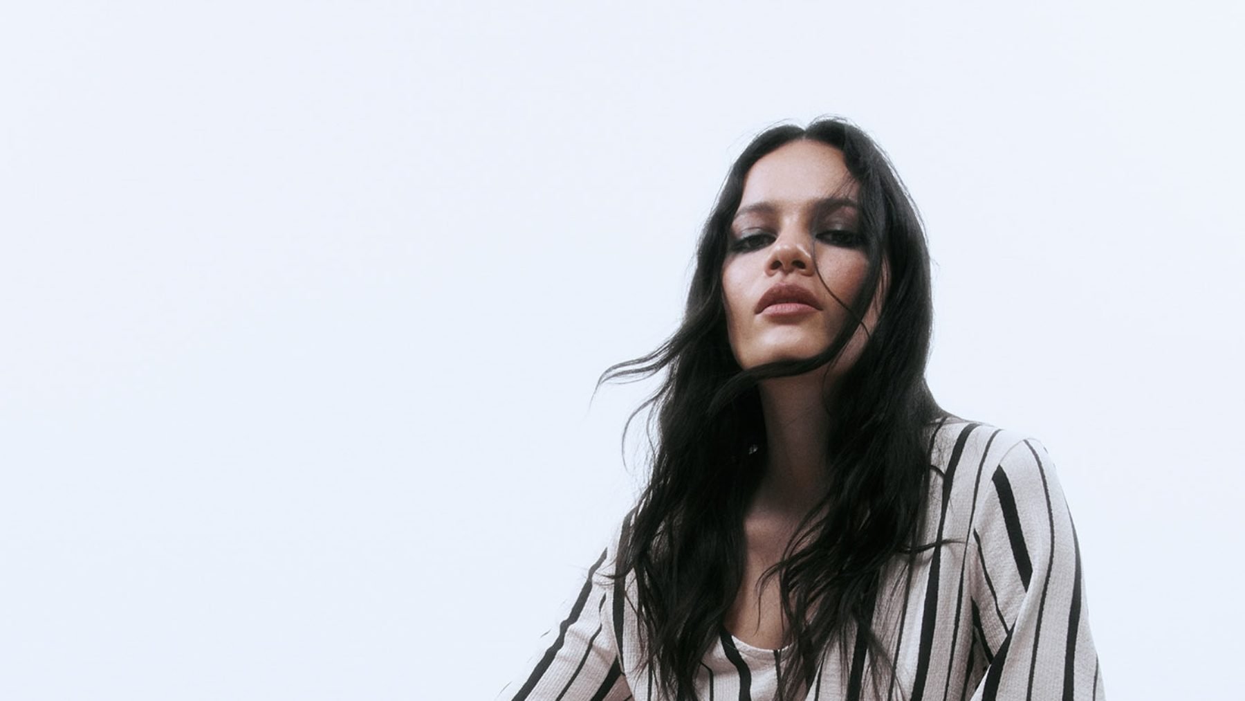 Sfera tiene el vestido más ponible de este otoño con un precio que te dejará sin palabras